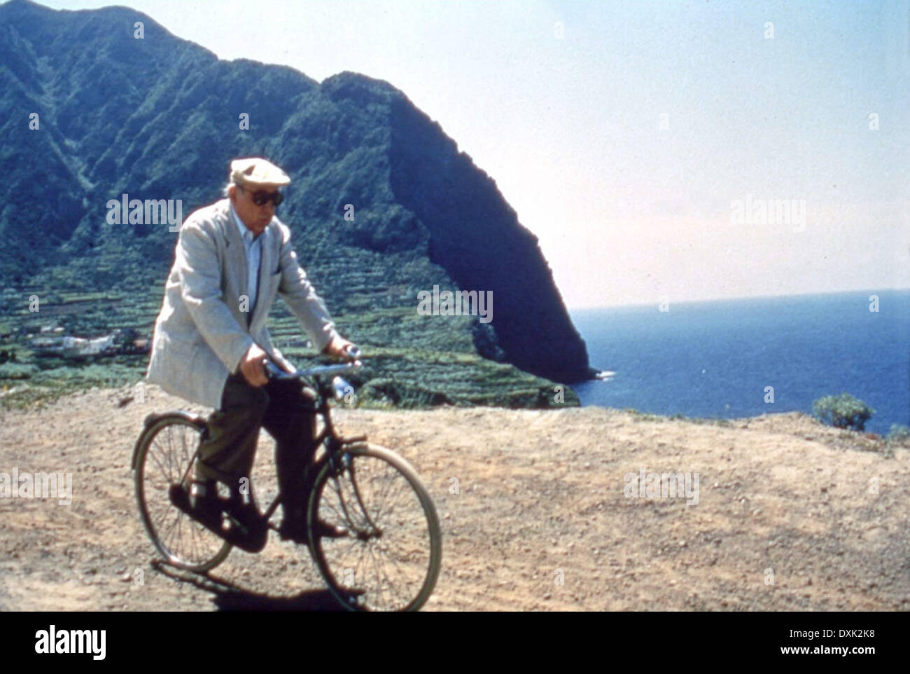 Philippe noiret the postman -Fotos und -Bildmaterial in hoher Auflösung ...