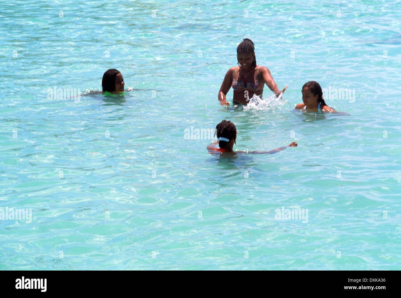 Nylon pool people swimming -Fotos und -Bildmaterial in hoher Auflösung ...