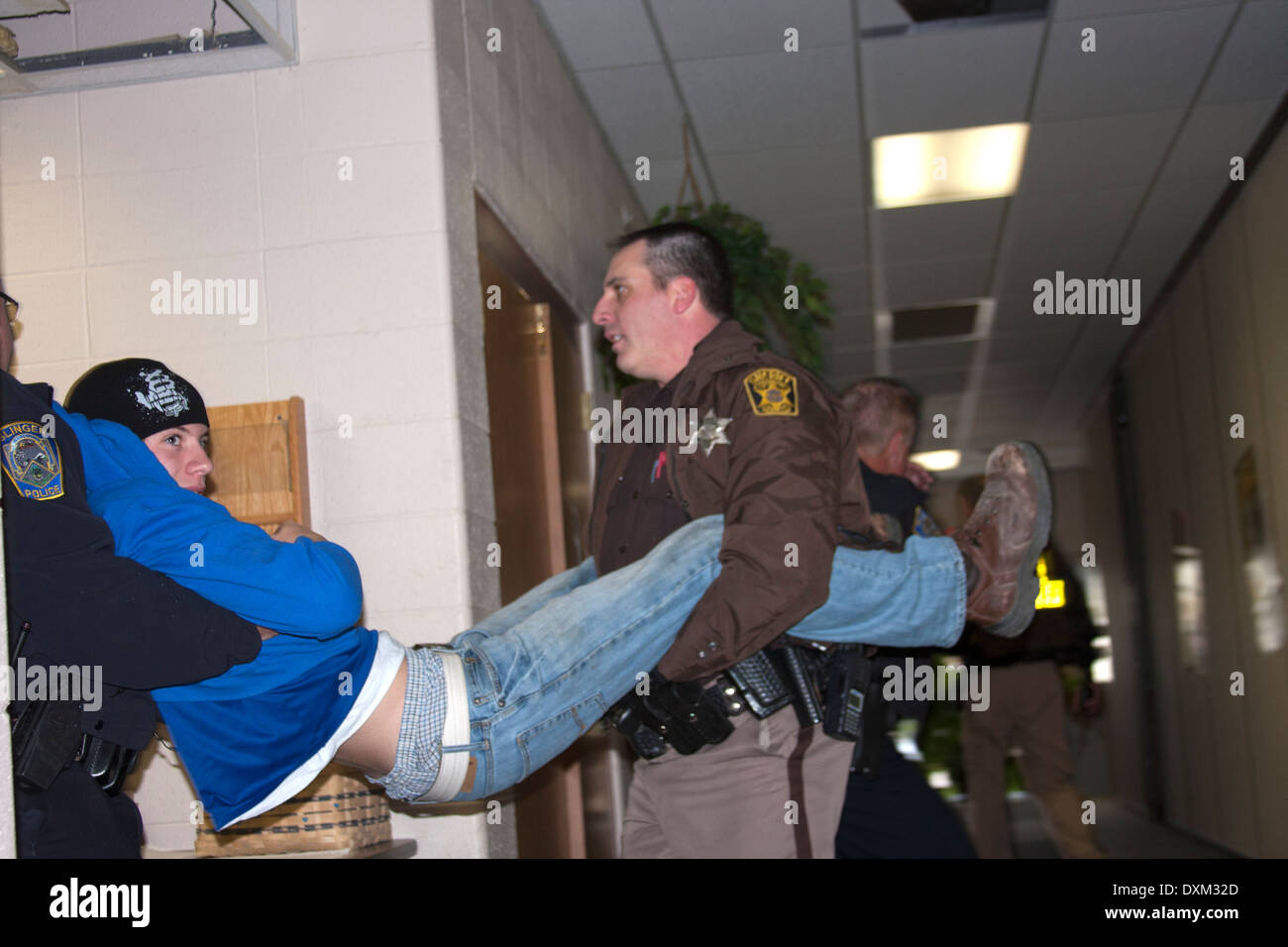 Police carrying -Fotos und -Bildmaterial in hoher Auflösung – Alamy