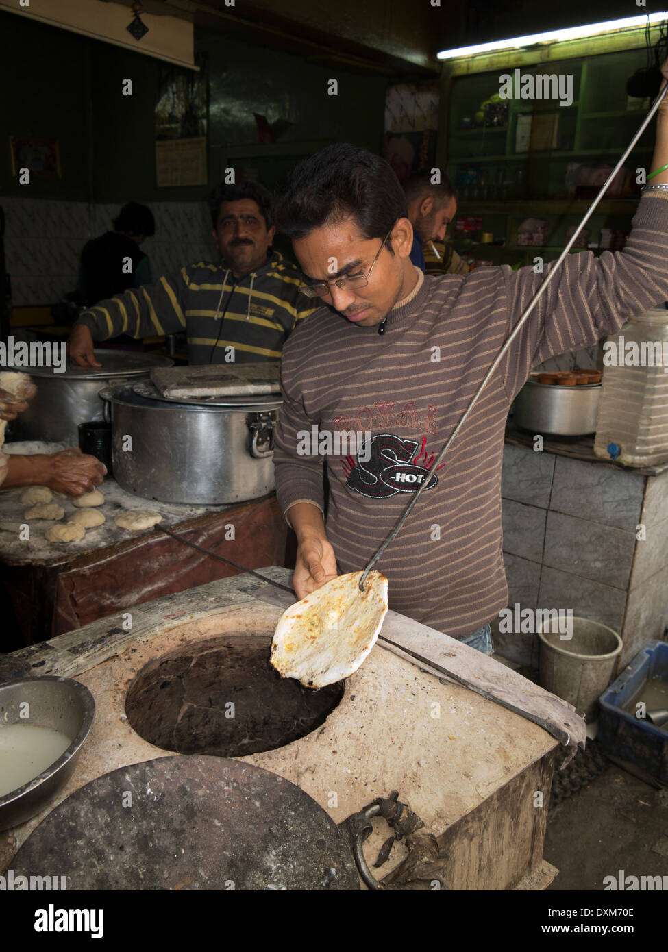 Nan bread baked in tandoor -Fotos und -Bildmaterial in hoher Auflösung ...