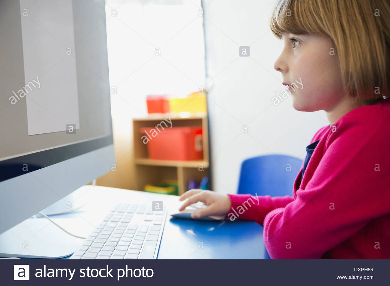 Mädchen in der volks schule -Fotos und -Bildmaterial in hoher Auflösung ...