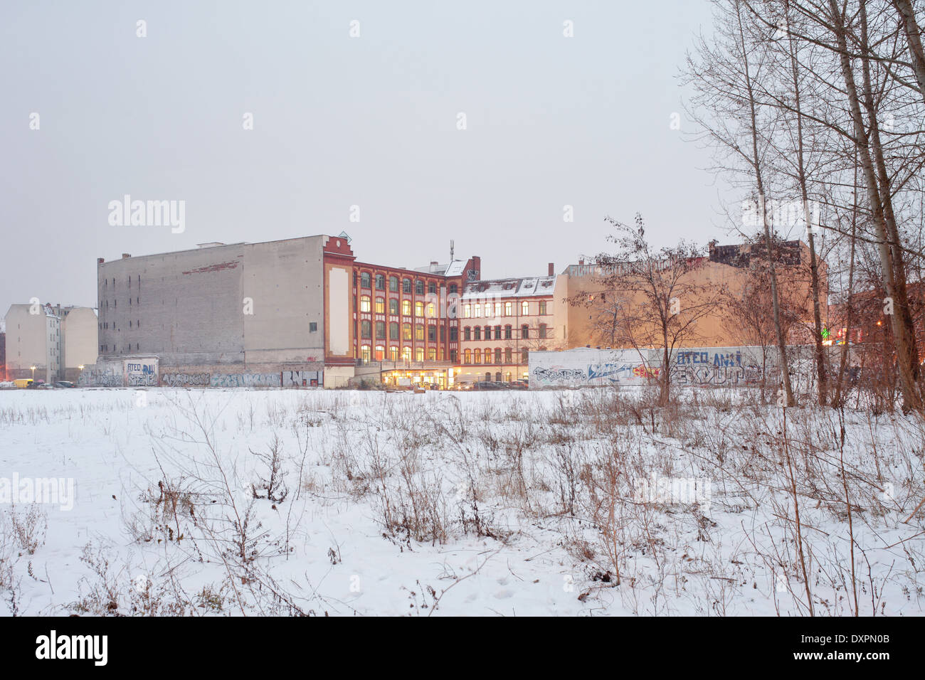 Berlin, Deutschland, alte Gebäude und die Leergeraeumte Fabrikgelaende ...