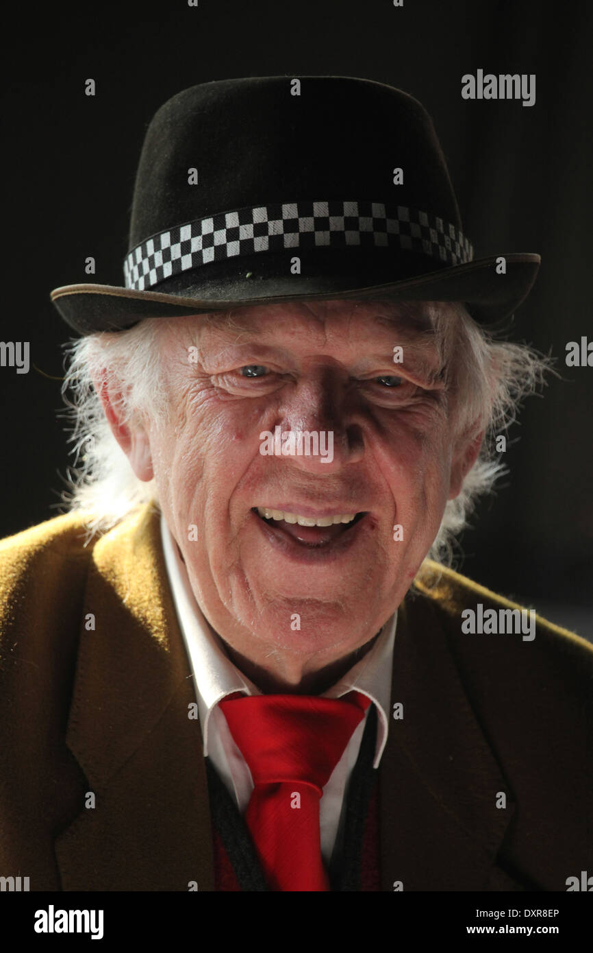 Circus performance clown popov -Fotos und -Bildmaterial in hoher ...