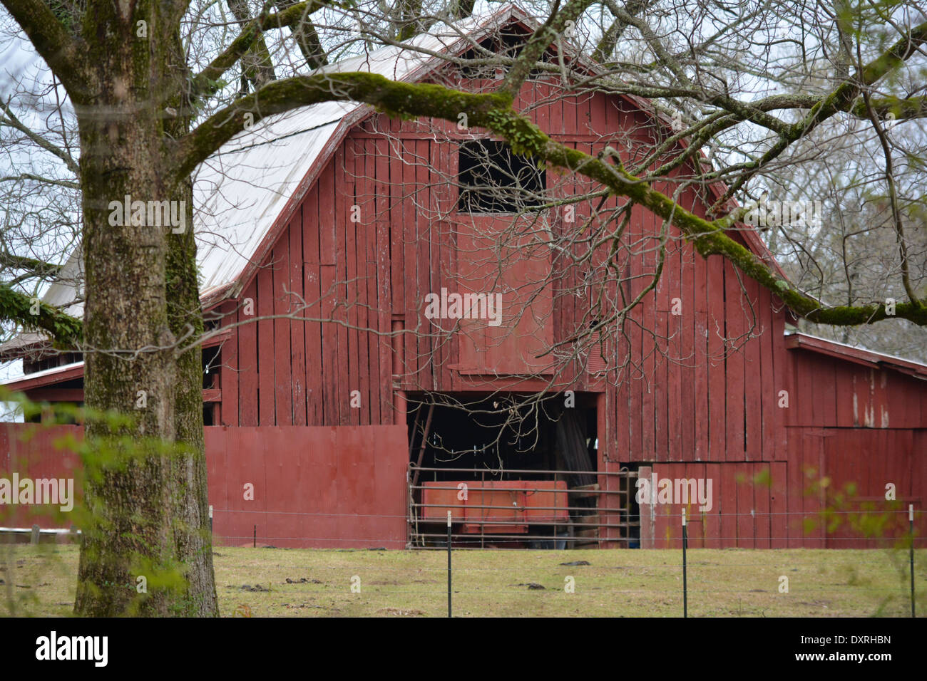Rustikale scheune mit rotem dach -Fotos und -Bildmaterial in hoher Auflösung – Alamy