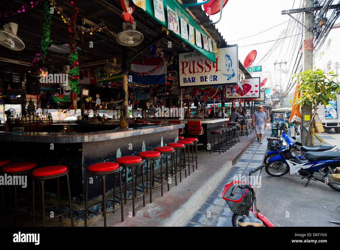 Typische Beer Bar in Pattaya, Thailand Stockfotografie - Alamy