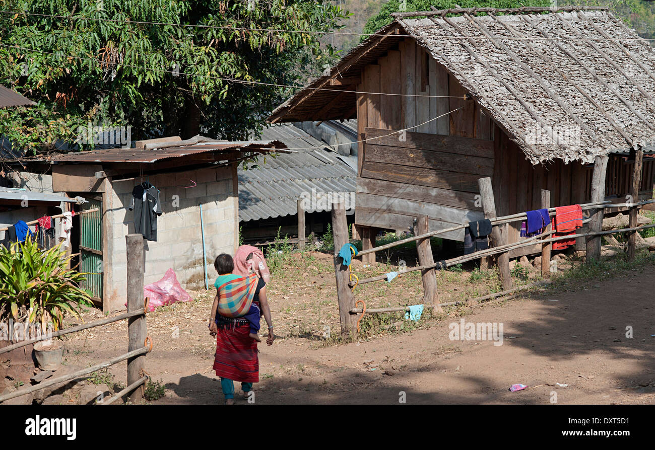 Thailändische Dorfbewohner trägt Kind auf Rücken Stockfotografie - Alamy