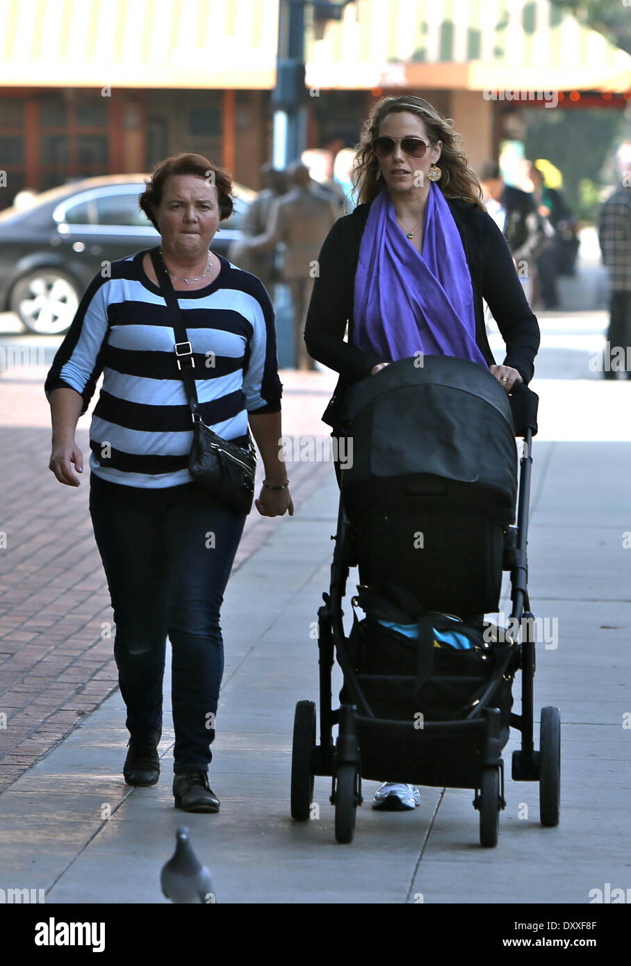 Elizabeth Berkley gesehen schob ihr Sohn Sky Cole Lauren Kinderwagen ...