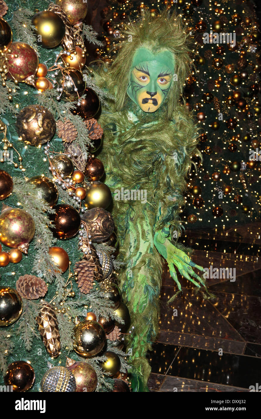 Schauspieler Jeff McCarthy als The Grinch besucht The Empire State ...