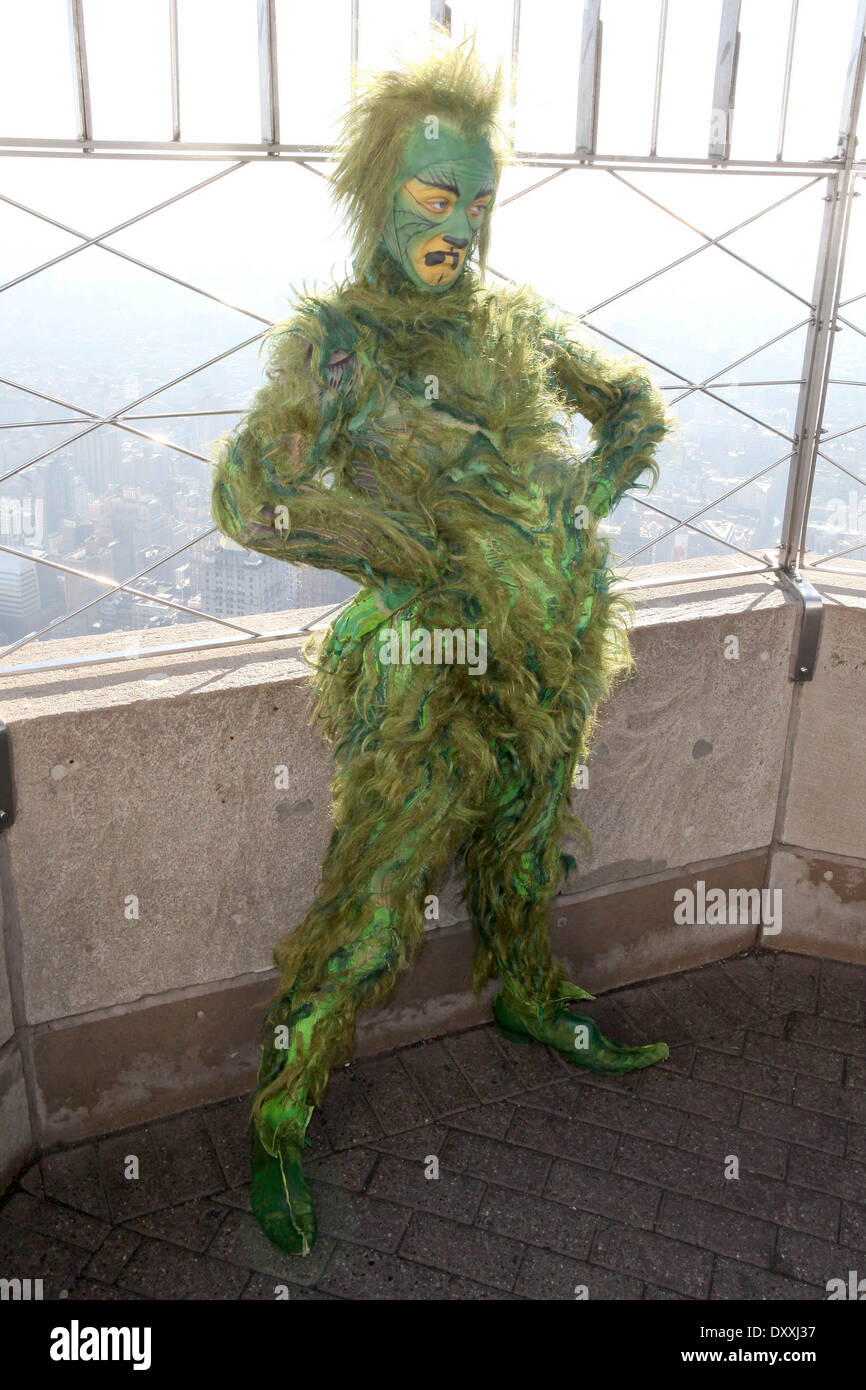 Schauspieler Jeff McCarthy als The Grinch besucht The Empire State ...