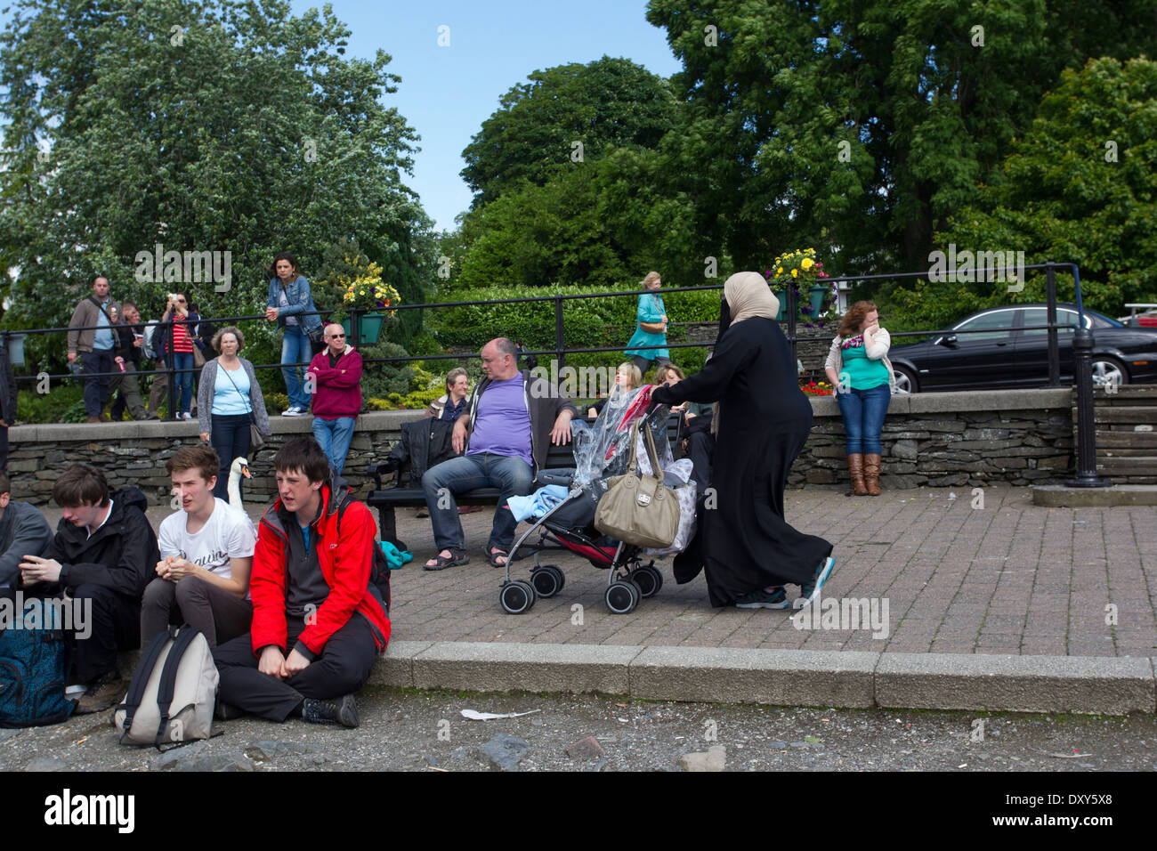 Kind im buggy schieben -Fotos und -Bildmaterial in hoher Auflösung – Alamy