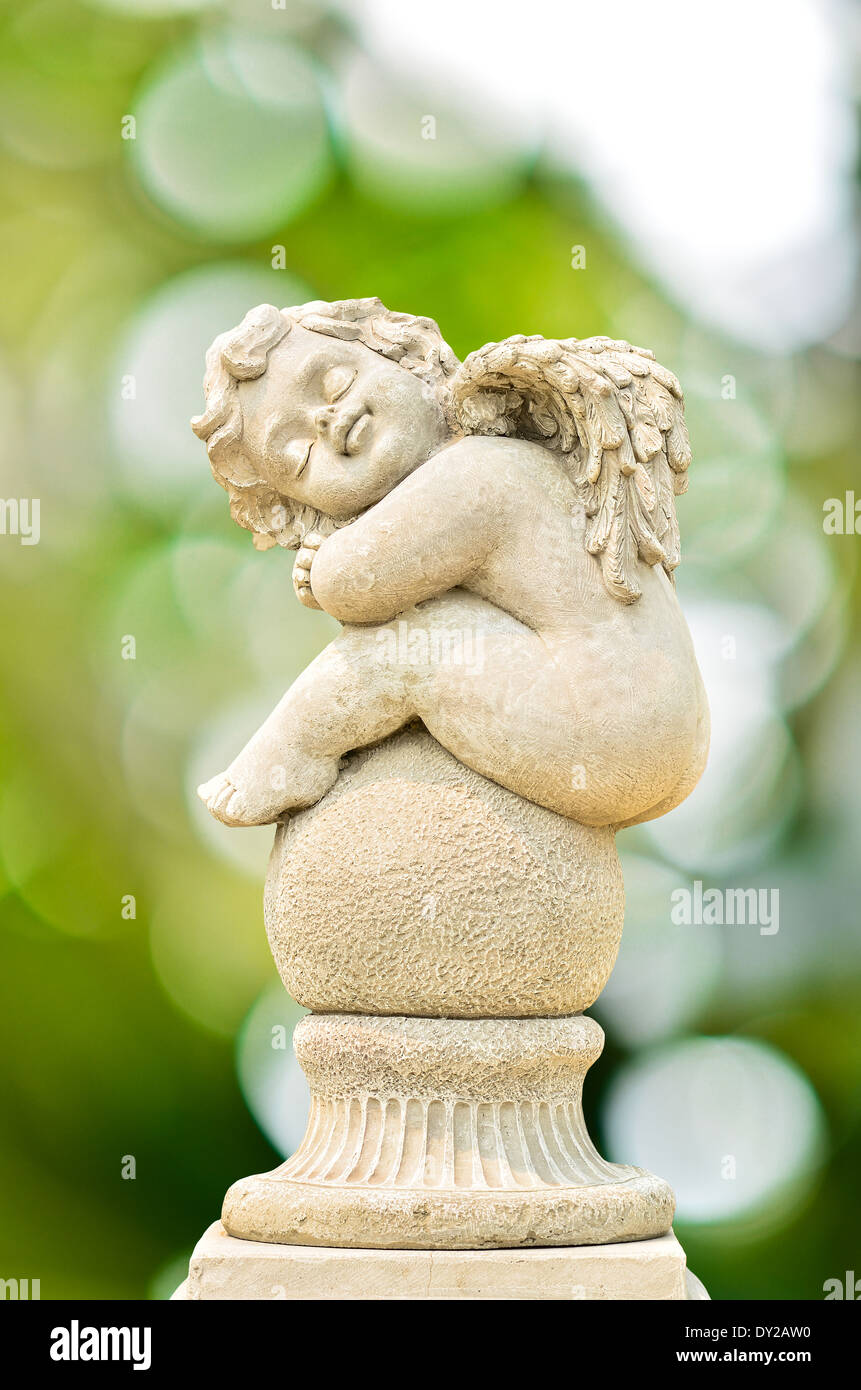 Kleiner weißer engel -Fotos und -Bildmaterial in hoher Auflösung – Alamy