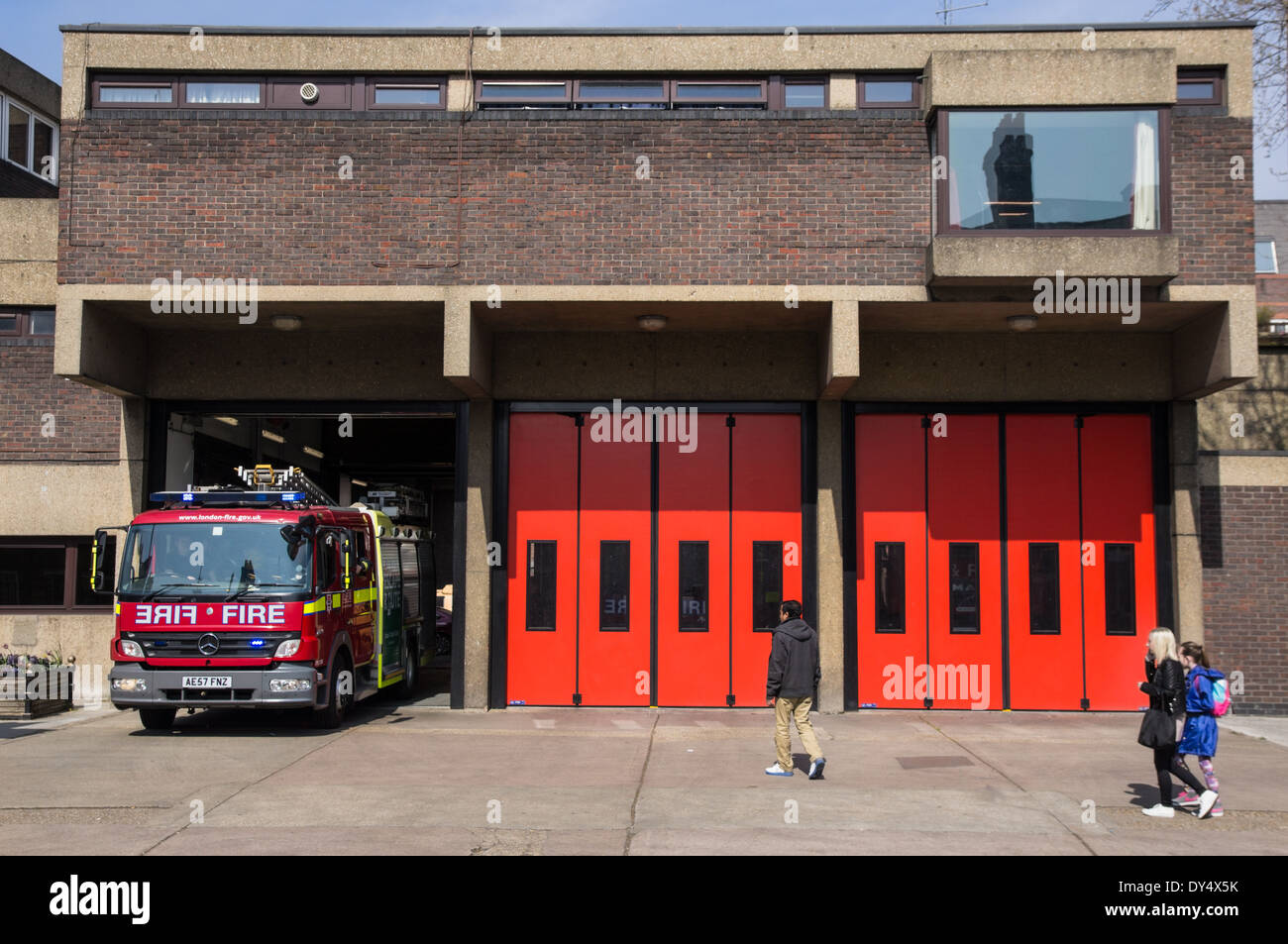 London feuerwache und feuerwehrauto -Fotos und -Bildmaterial in hoher ...