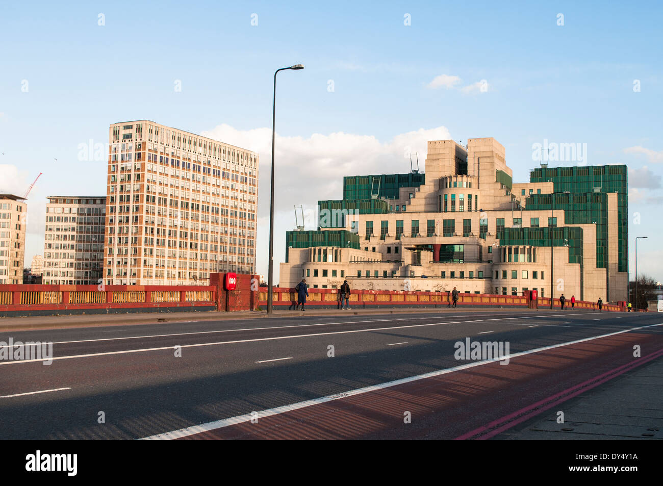 Mi6 Building London Stockfotos und -bilder Kaufen - Alamy