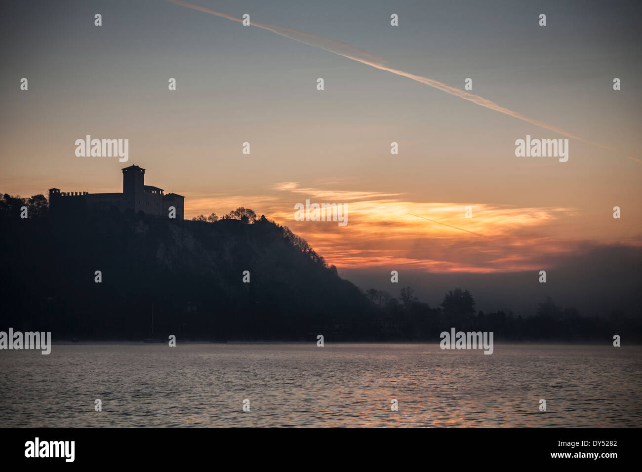 Lago maggiore angera castello -Fotos und -Bildmaterial in hoher ...