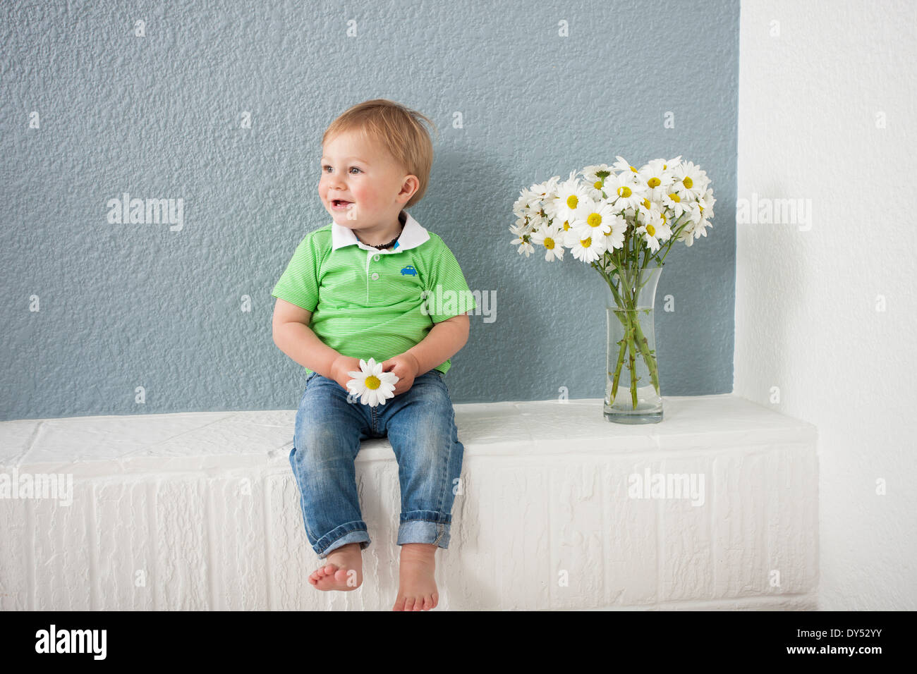 Hosen und blumen -Fotos und -Bildmaterial in hoher Auflösung – Alamy