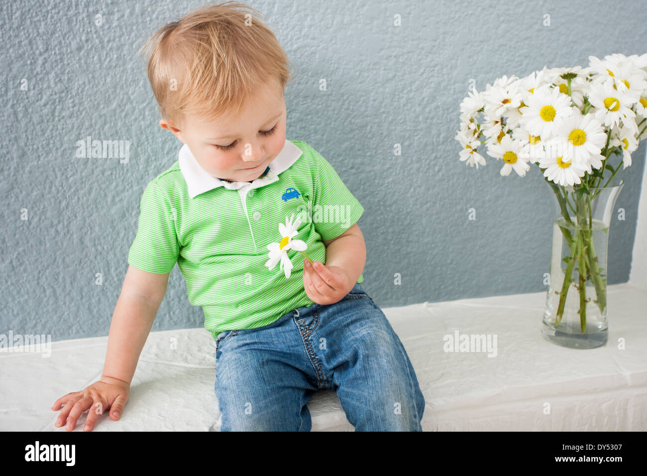 Hosen und blumen -Fotos und -Bildmaterial in hoher Auflösung – Alamy