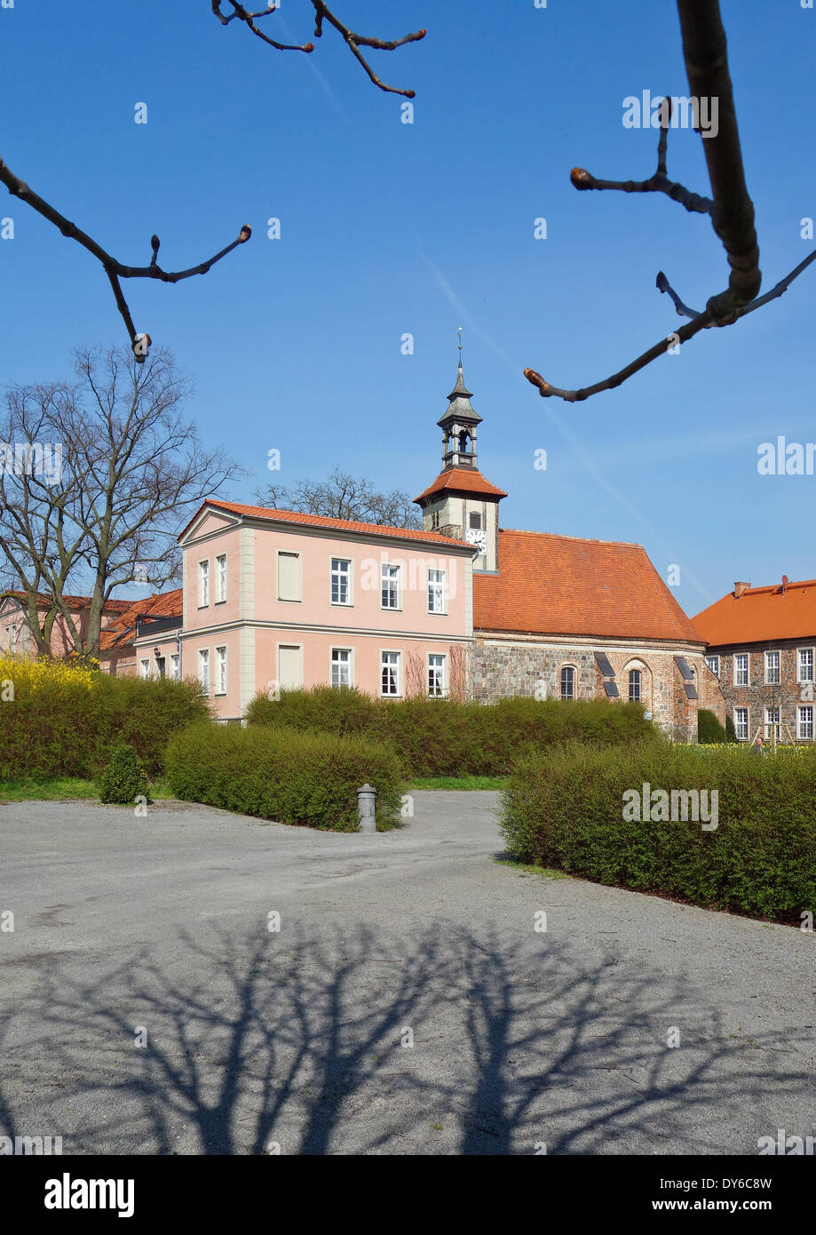 Blick auf die Komturei mit seiner Kirche in Lietzen bei Seelow ...
