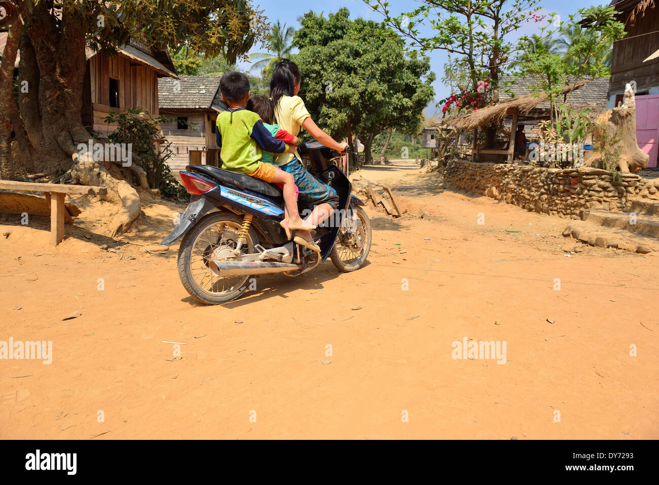 Kinder Auf Dem Motorrad Stockfotos und -bilder Kaufen - Alamy