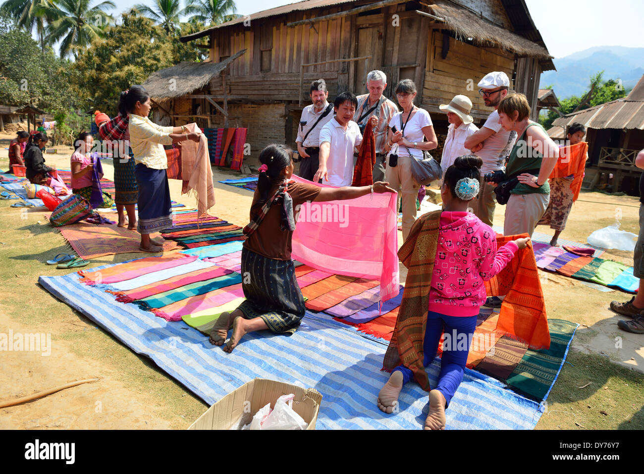 Dorfbewohner und touristen -Fotos und -Bildmaterial in hoher Auflösung ...