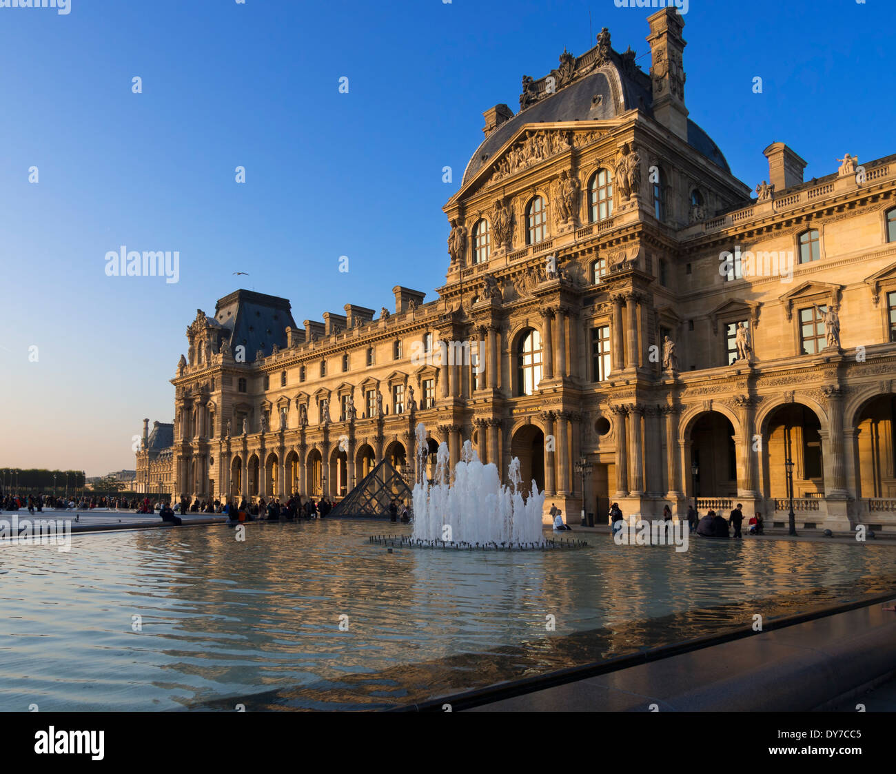 Cour napoleon des palais du louvre -Fotos und -Bildmaterial in hoher ...