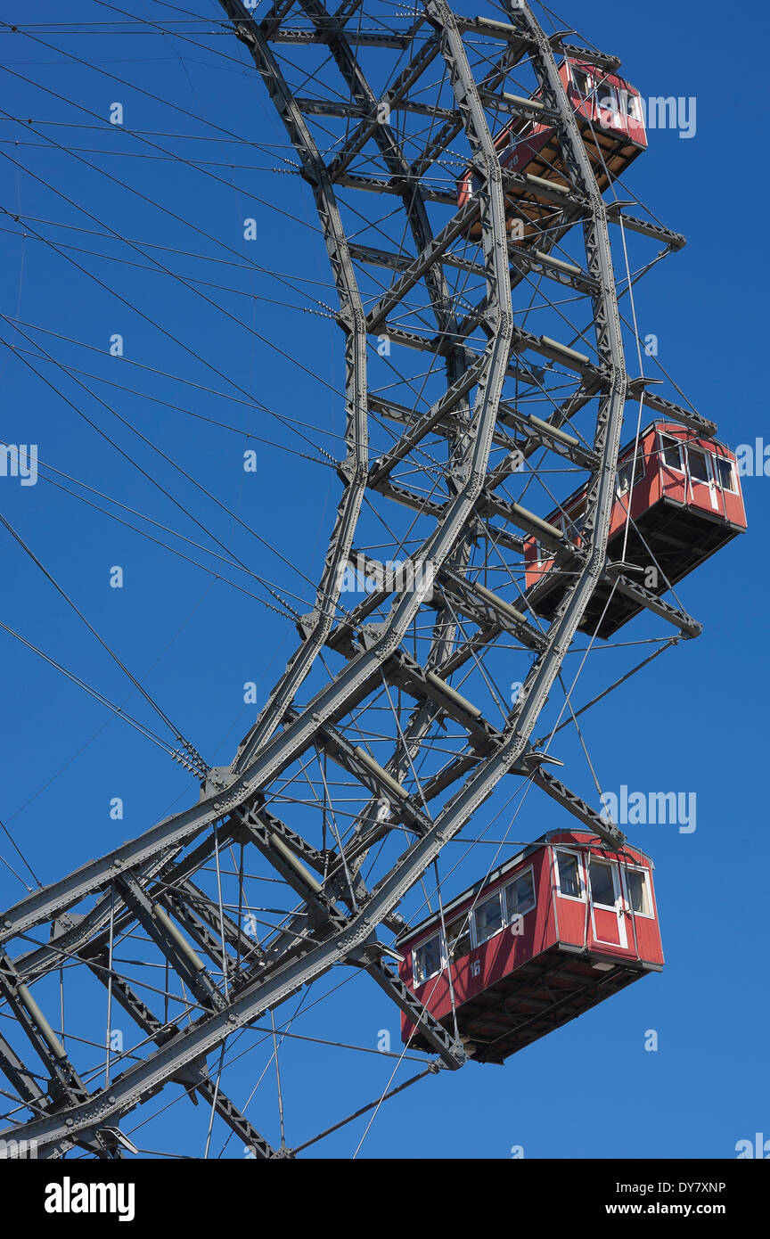 Drei Kabinen auf dem Wiener Riesenrad Riesenrad vor blauem Himmel im ...