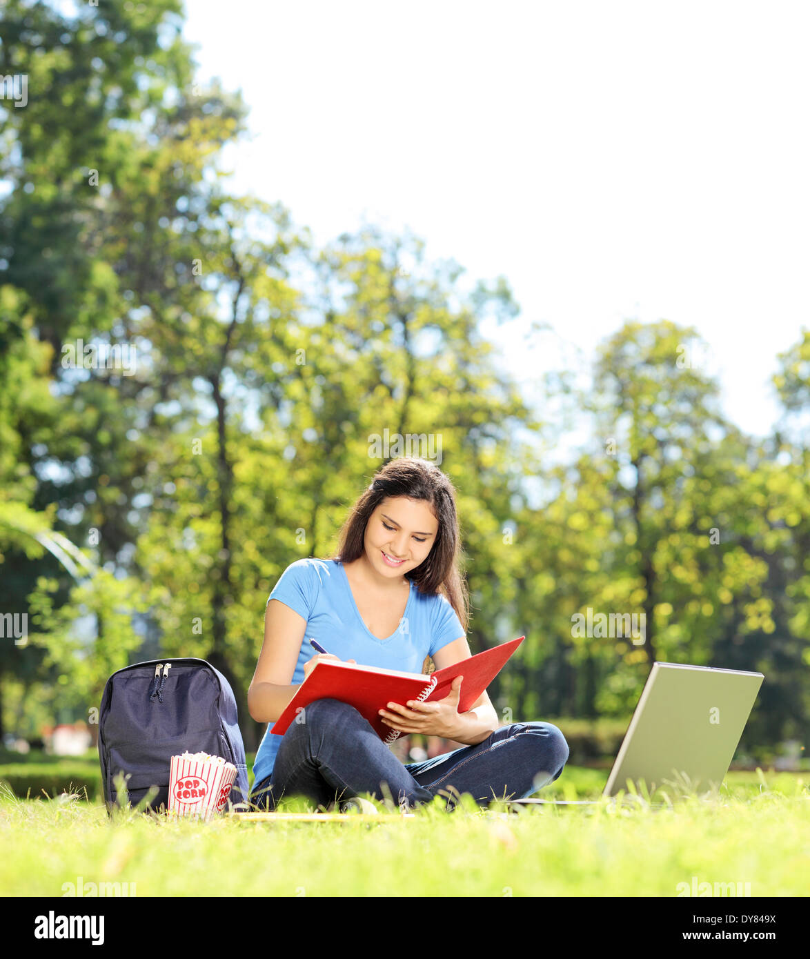 Studentin sitzen -Fotos und -Bildmaterial in hoher Auflösung – Alamy