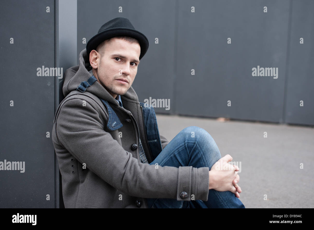 Mittellange halbe hutmode -Fotos und -Bildmaterial in hoher Auflösung ...