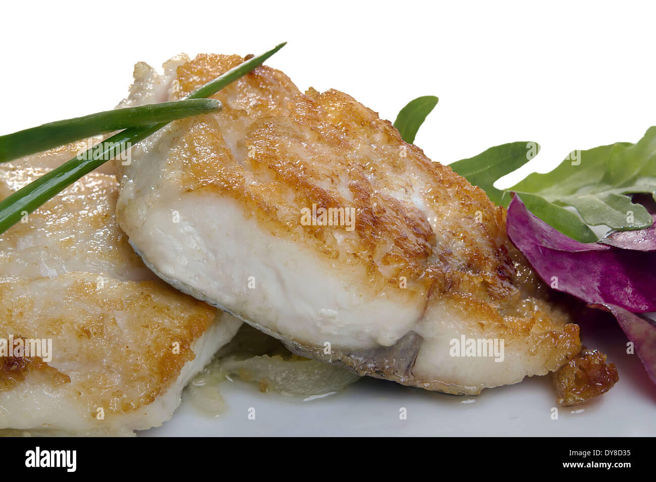 Fischgericht - gebratenes Fischfilet mit Gemüse auf weißem Hintergrund ...