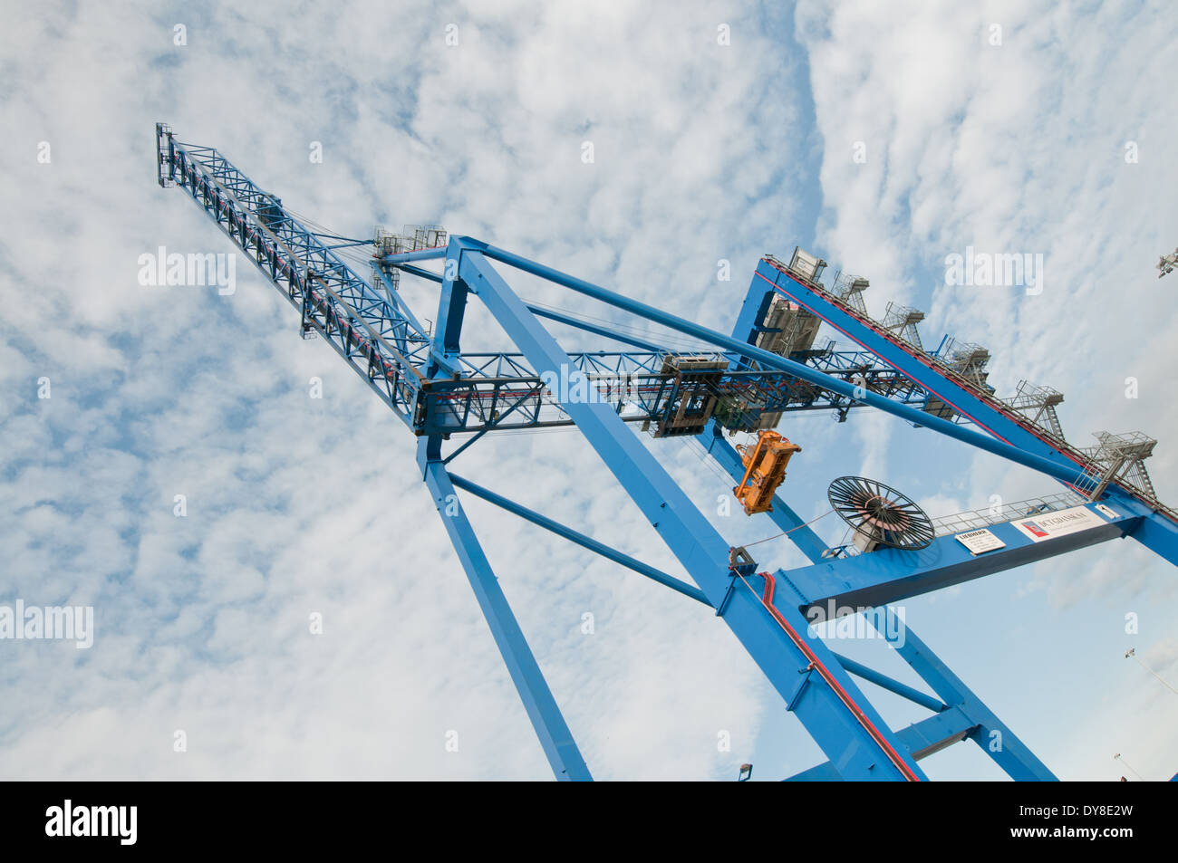 Container handling kran -Fotos und -Bildmaterial in hoher Auflösung – Alamy