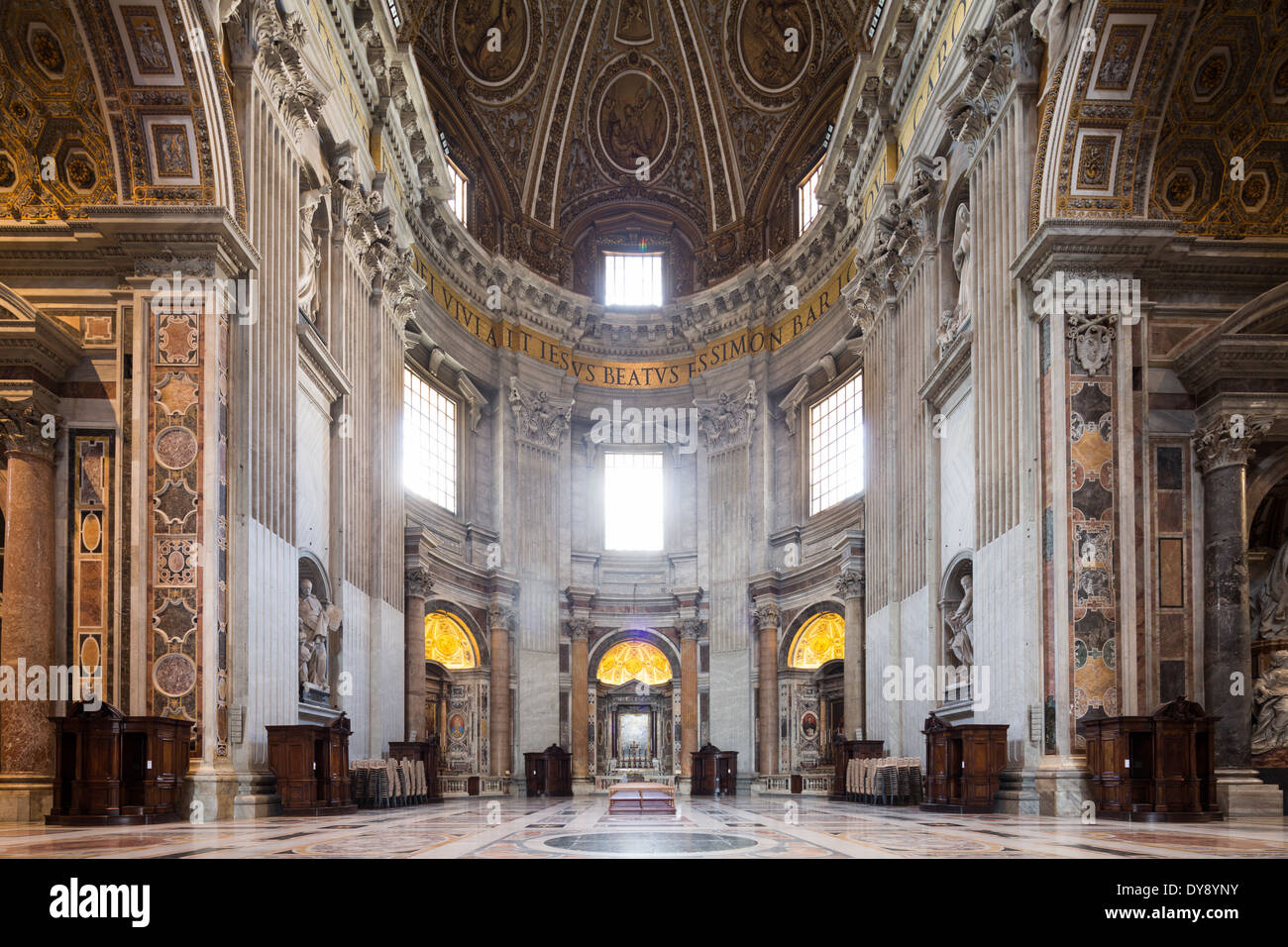 St peters basilica interior -Fotos und -Bildmaterial in hoher Auflösung ...