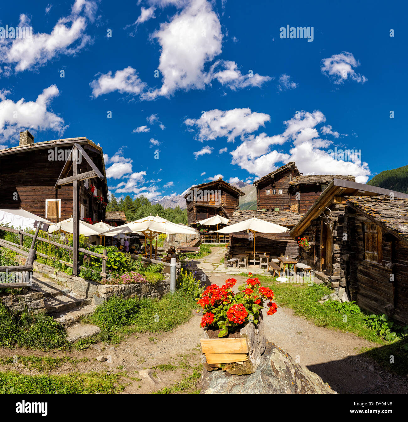 Bauernhäuser Chalets Weiler Zmutt Stadt Dorf Blumen Sommer Berge Hügeln ...