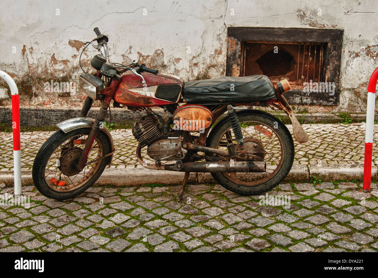 Alte Rostige Motorrad Geparkt Auf Der Stra e Stockfotografie Alamy alte-rostige-motorrad-geparkt-auf-der-stra-e-stockfotografie-alamy