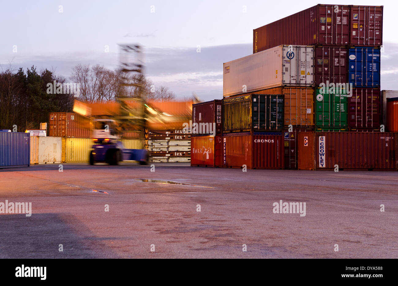 Bewegen eines containertransportfahrzeugs -Fotos und -Bildmaterial in ...
