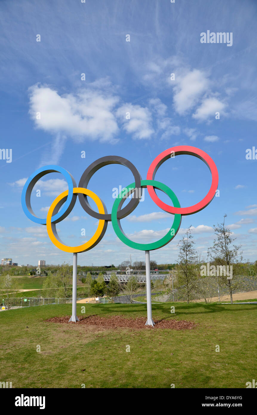Die Olympischen Ringe-Symbol auf der Queen Elizabeth Olympic Park in ...