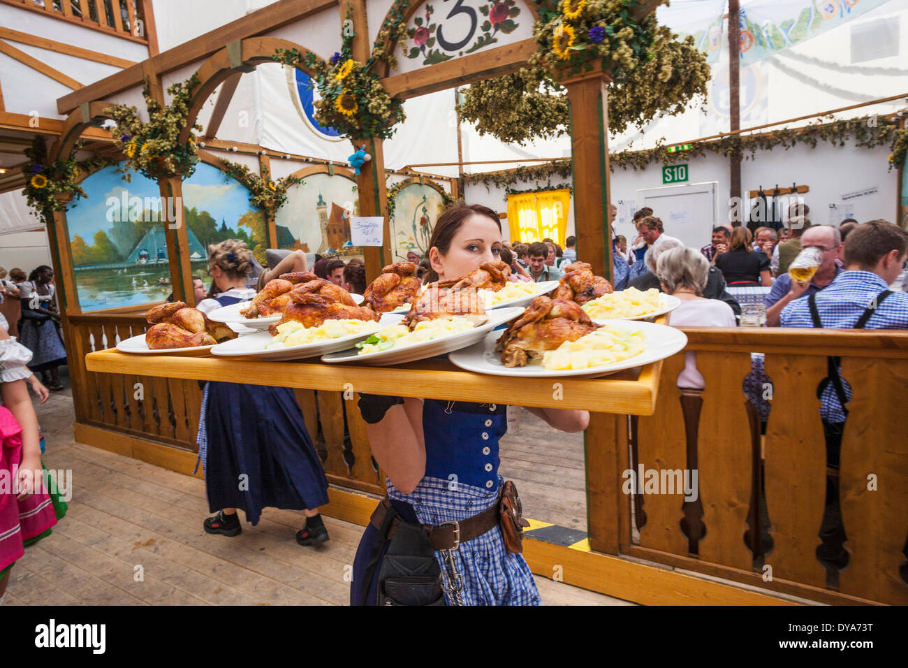 Munich oktoberfest waitress -Fotos und -Bildmaterial in hoher Auflösung ...