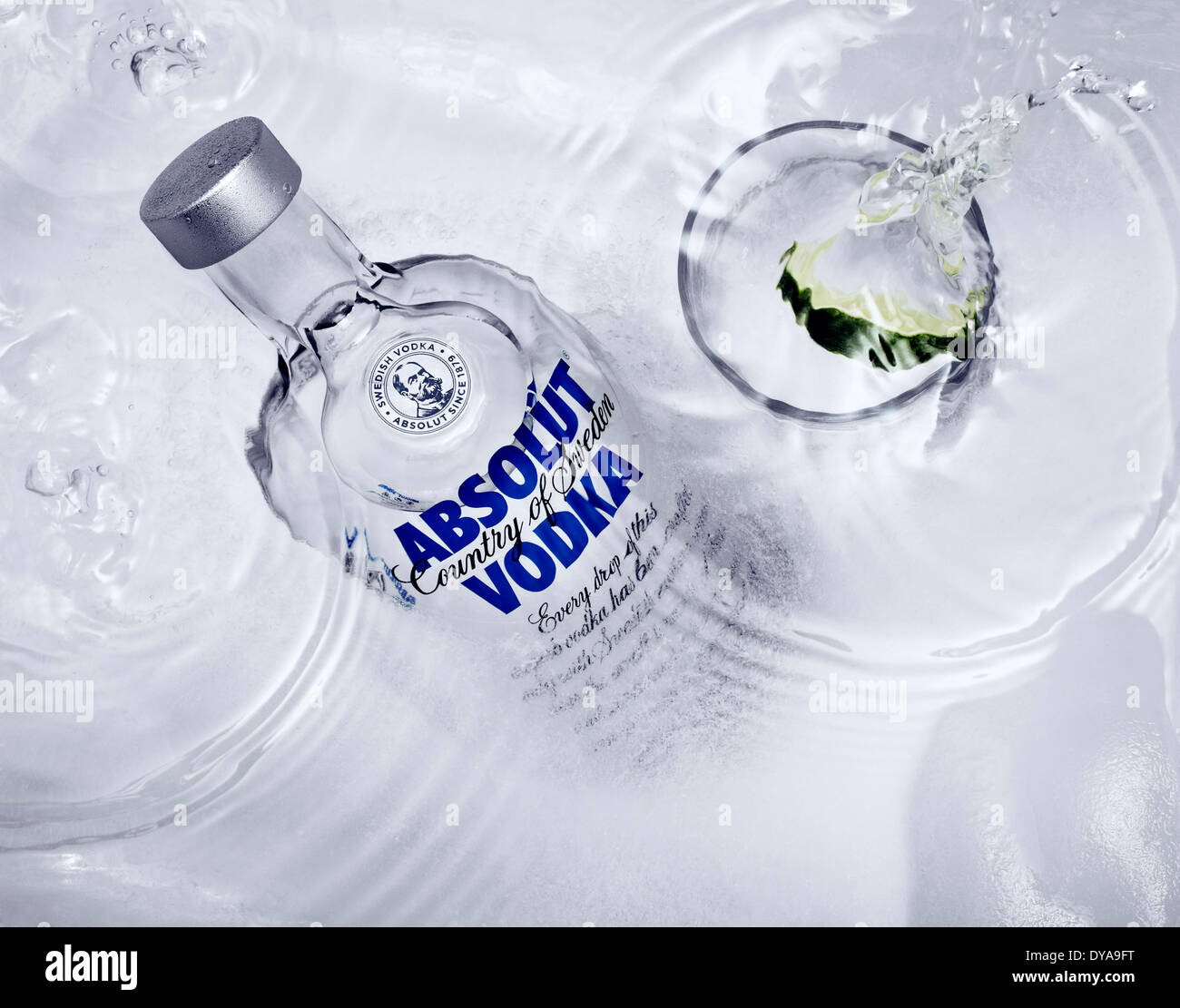 Flasche absoluten wodka -Fotos und -Bildmaterial in hoher Auflösung – Alamy