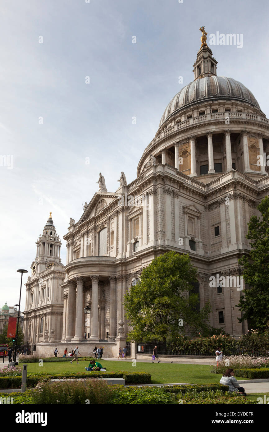 Gerichteten Südfassade der St Pauls Cathedral mit Gärten und Kuppel Stockfotografie - Alamy