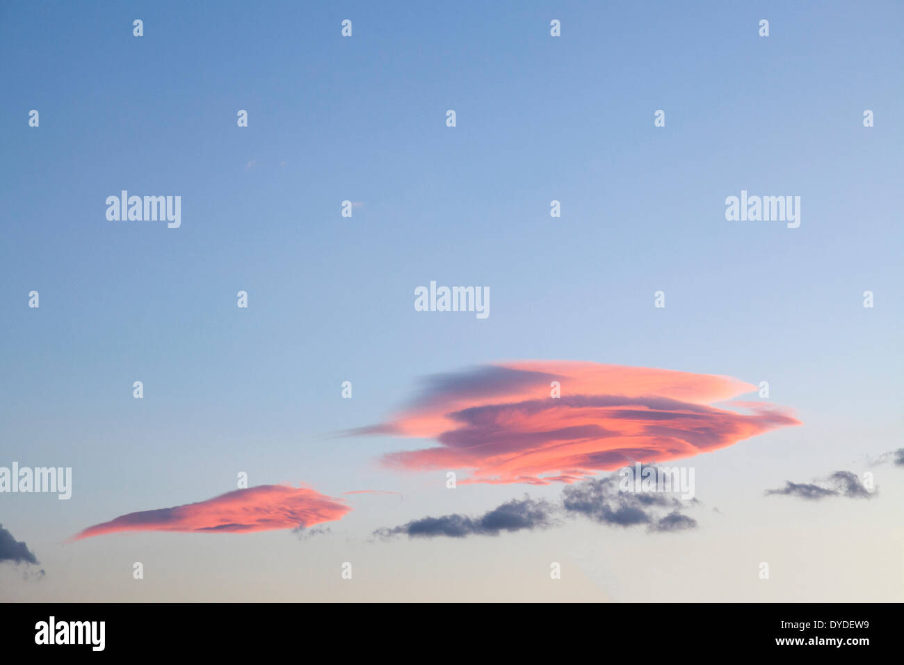 Rosa wolken -Fotos und -Bildmaterial in hoher Auflösung – Alamy