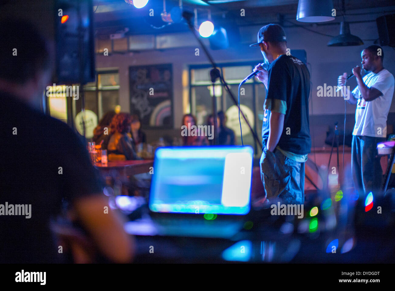 Open mic rap -Fotos und -Bildmaterial in hoher Auflösung – Alamy