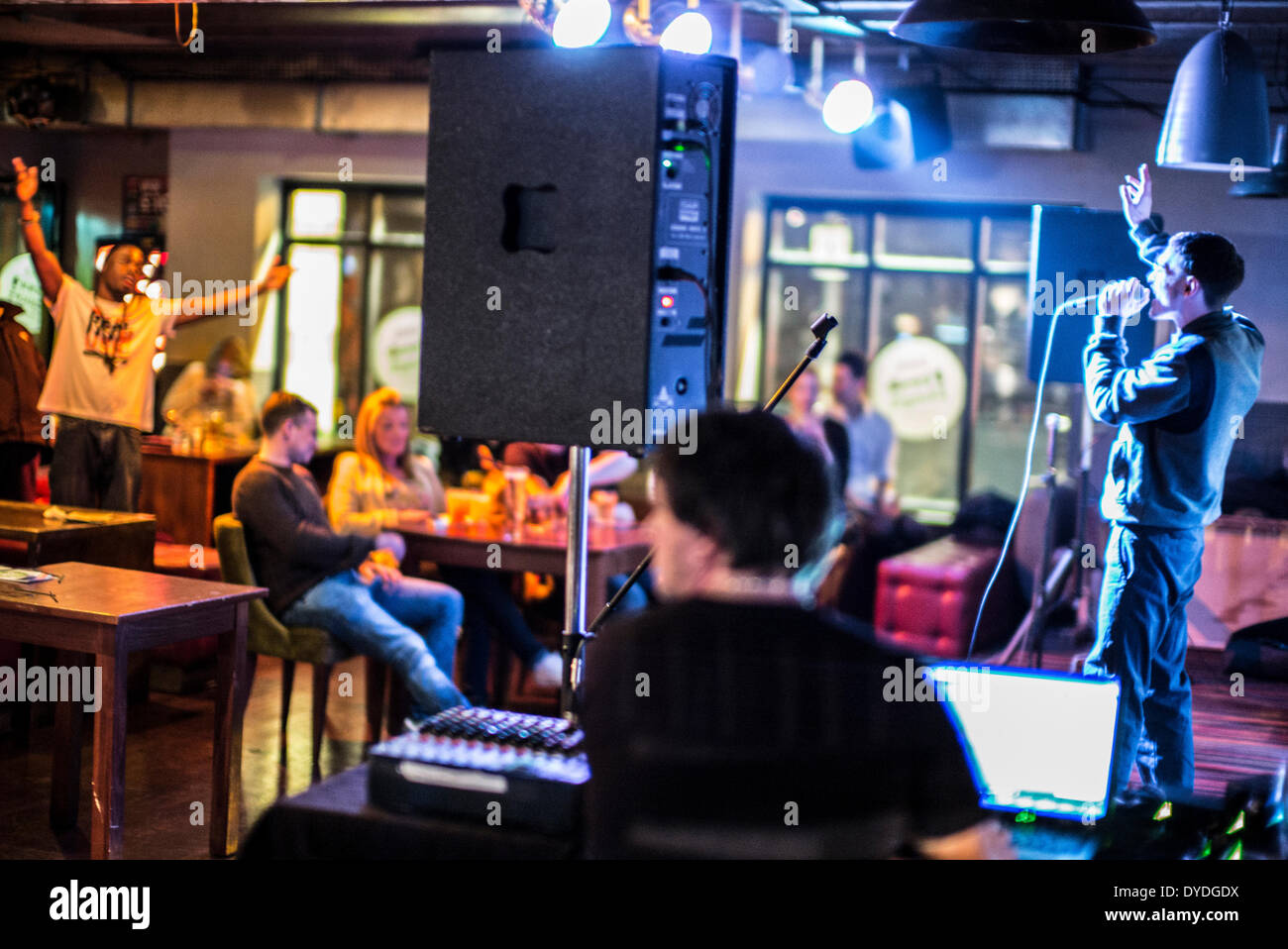 Open mic rap -Fotos und -Bildmaterial in hoher Auflösung – Alamy