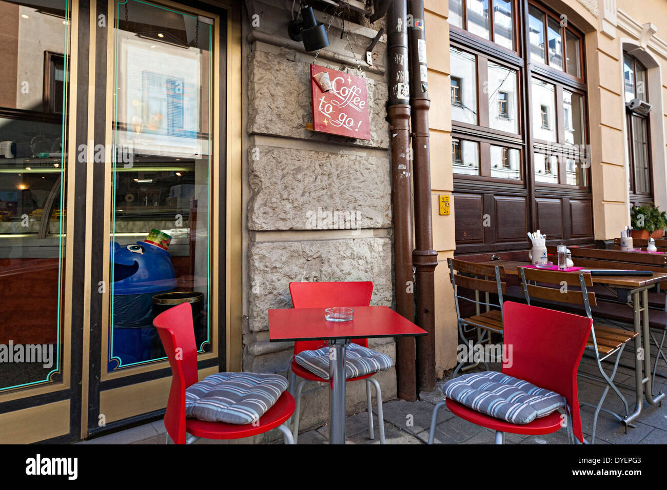 Munich street cafe -Fotos und -Bildmaterial in hoher Auflösung – Alamy