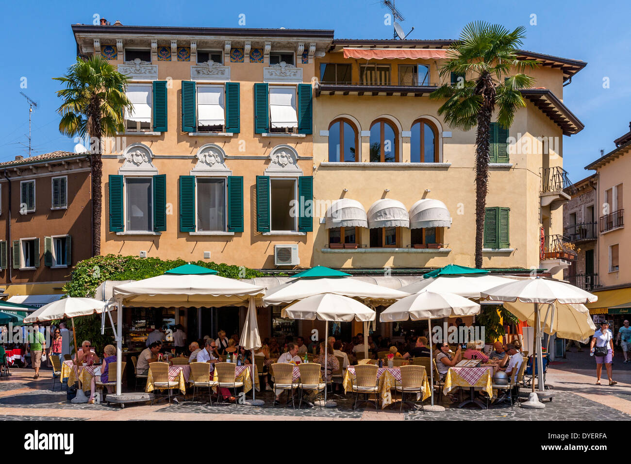 Platz sirmione piazza carducci -Fotos und -Bildmaterial in hoher ...