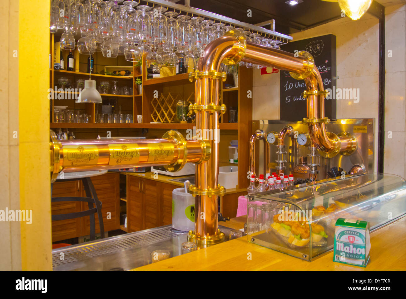 Bar mit bier -Fotos und -Bildmaterial in hoher Auflösung – Alamy