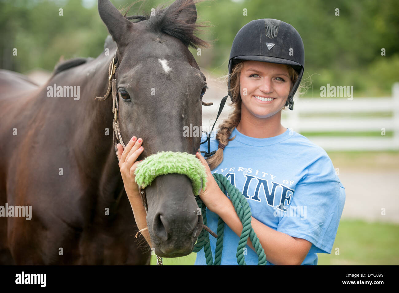 Mit pferd stehen -Fotos und -Bildmaterial in hoher Auflösung – Alamy
