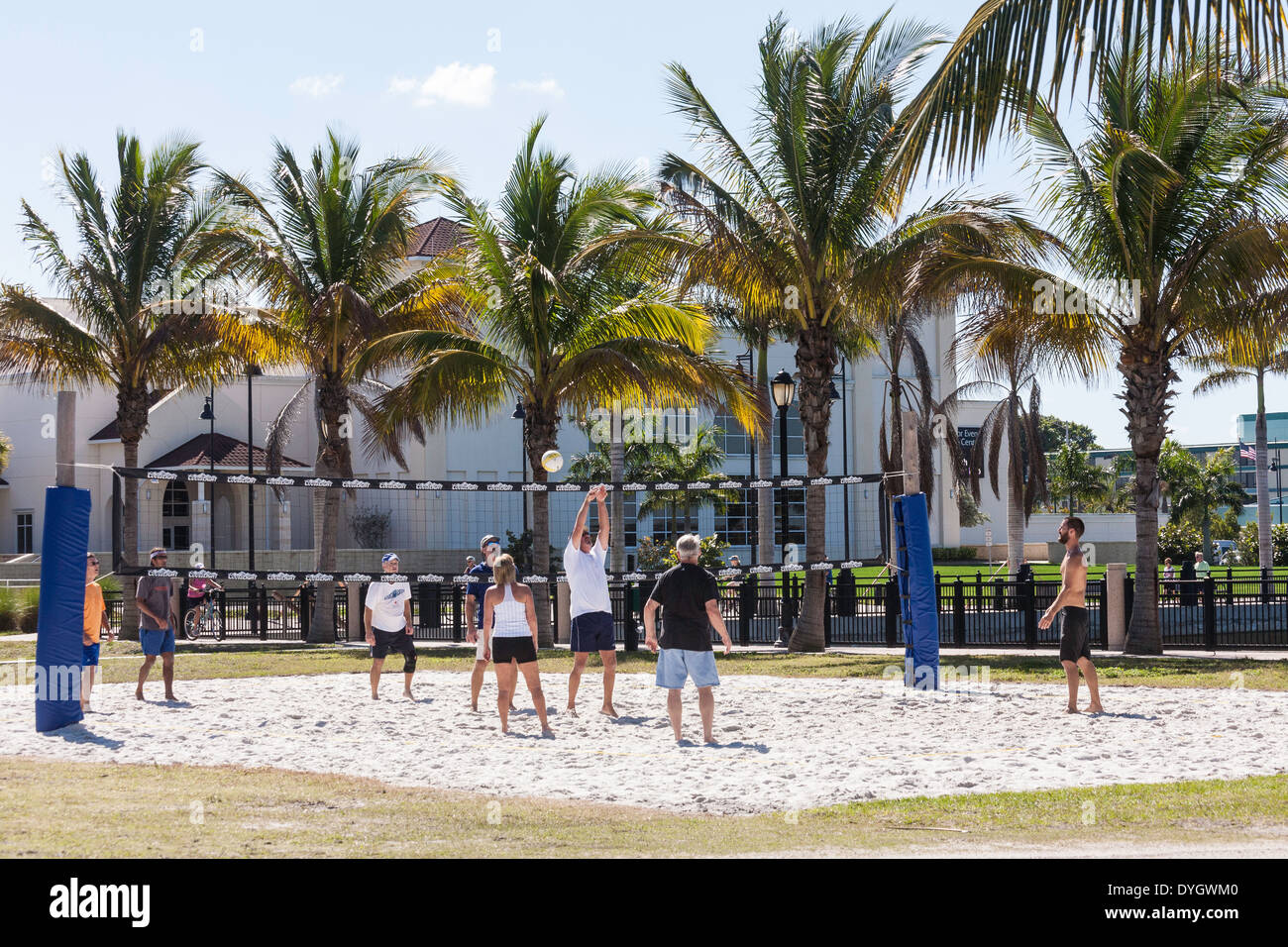 Beach volleyball spiel -Fotos und -Bildmaterial in hoher Auflösung – Alamy