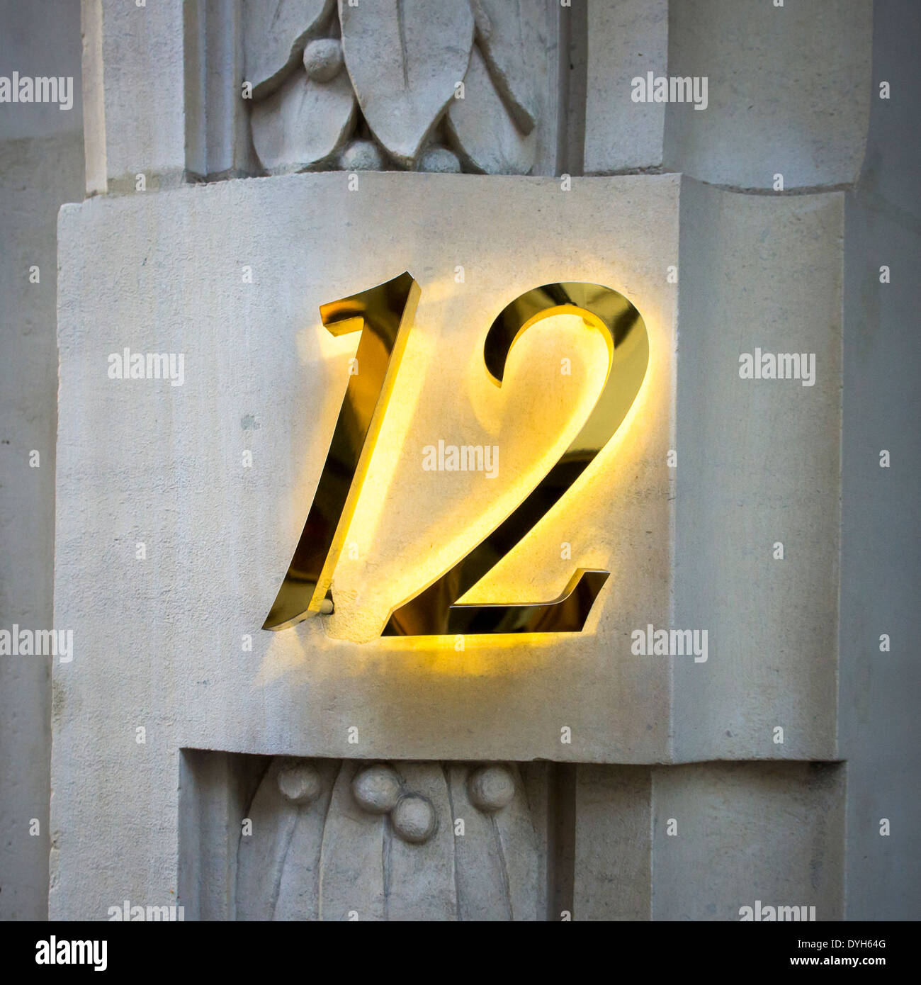 Hausnummerzeichen der nr 12 -Fotos und -Bildmaterial in hoher Auflösung ...