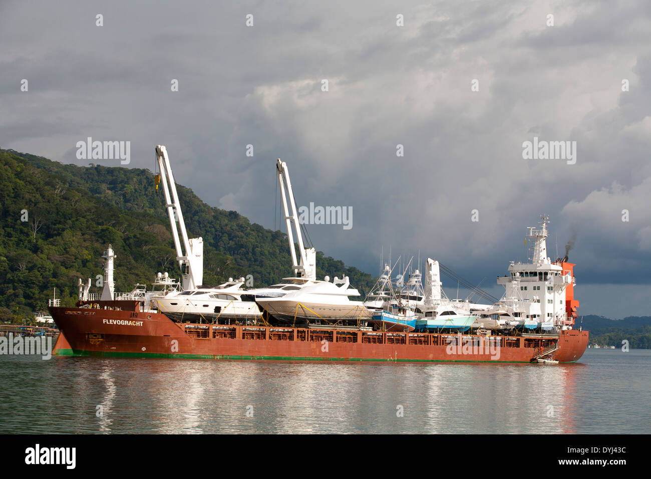 Ein Sevenstar Yacht-Transporter mit Sport Angelboote/Fischerboote ...