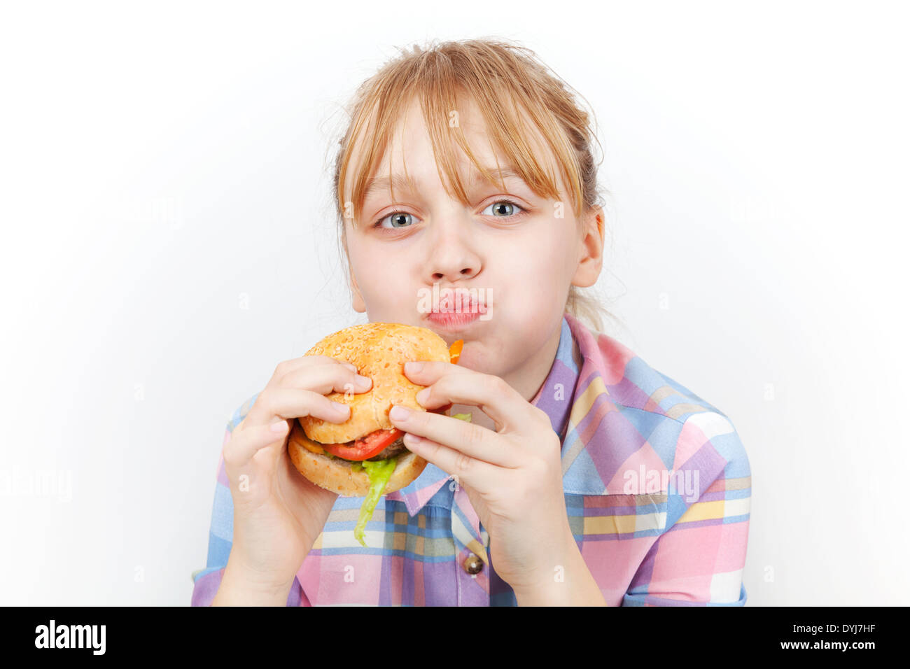 Kind isst zu mittag -Fotos und -Bildmaterial in hoher Auflösung – Alamy