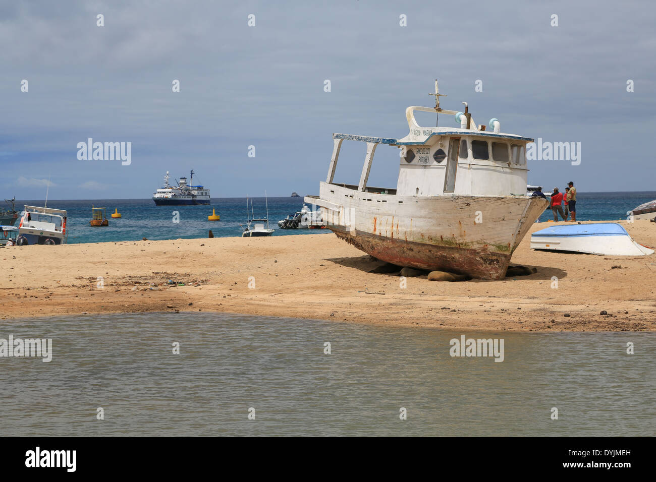 Boote am Ufer bei Schiffbruch Bay, Puerto Baquerizo Moreno, San ...