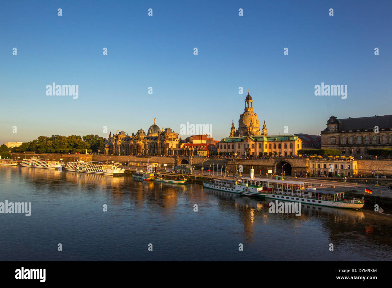Dresden terrassenufer river cruise ship -Fotos und -Bildmaterial in ...